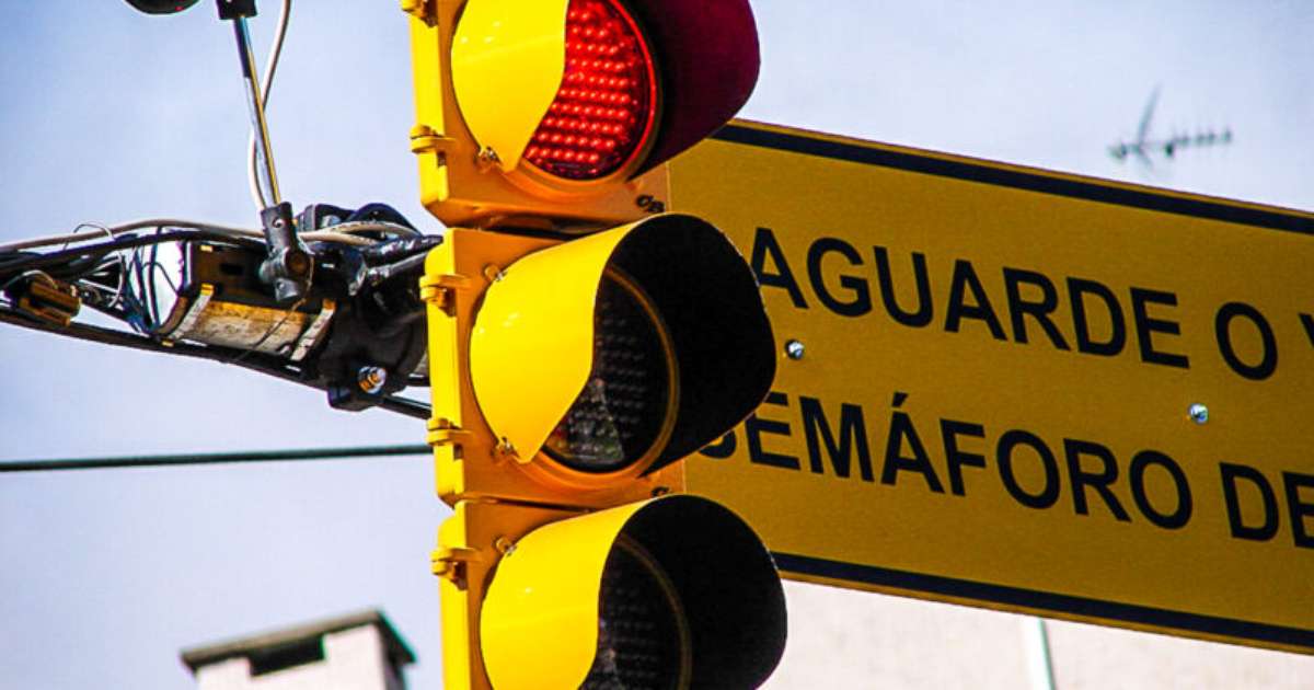Projeto propõe conversão livre à direita em semáforos vermelhos de ...
