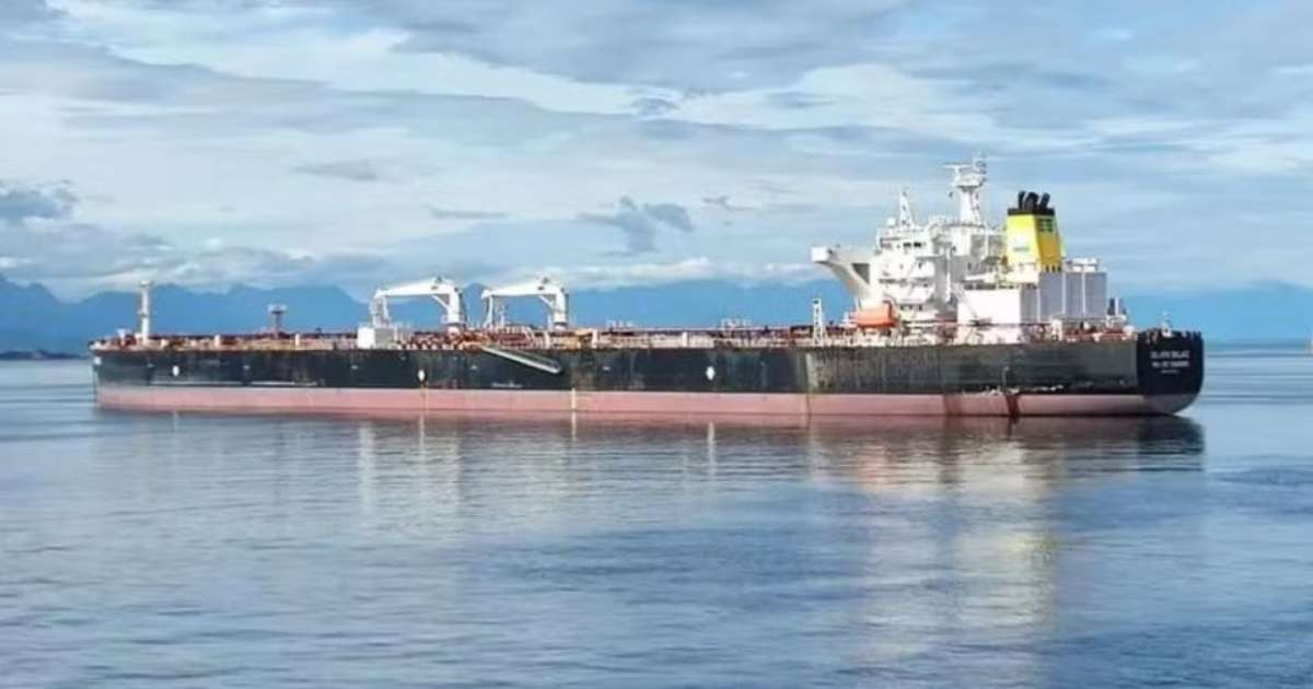 Navio petroleiro bate no Porto de Santos, fere oficial da Marinha e ...