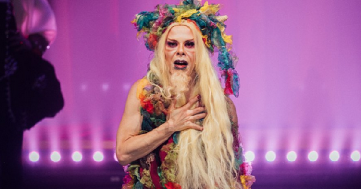 Drag queen recebe prêmio de melhor ator no Prêmio Shell de Teatro; veja ...
