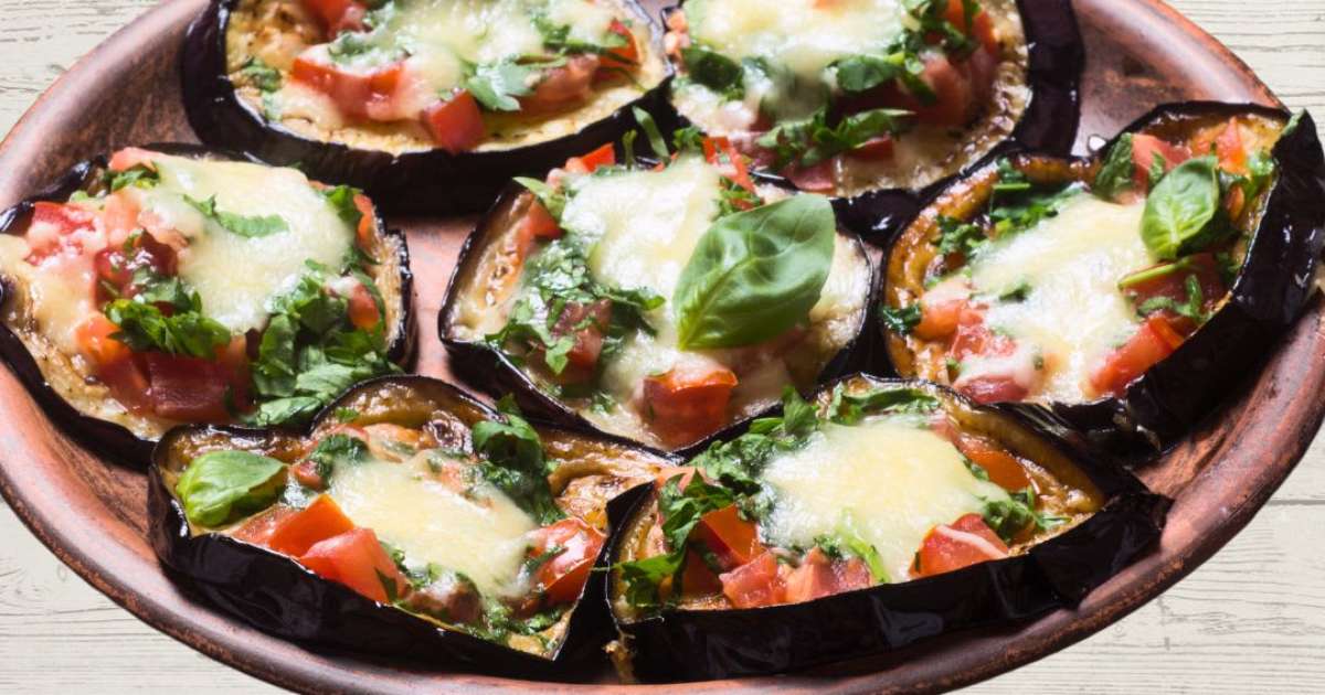 Berinjela assada com queijo e tomate: sabor leve e saudável