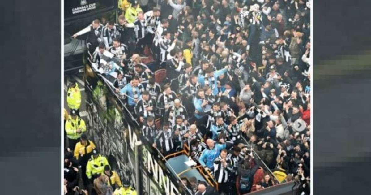 Multidão festeja título do Newcastle com show de drones