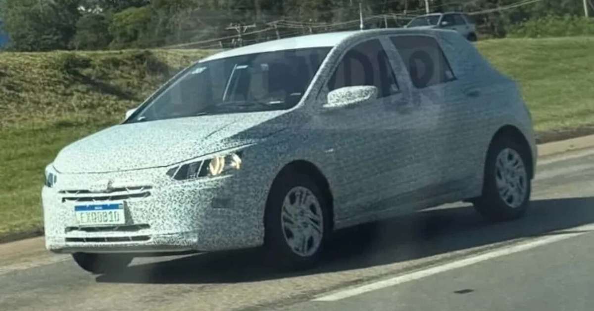 Chevrolet Onix 2026 básico flagrado confirma calotas e faróis comuns