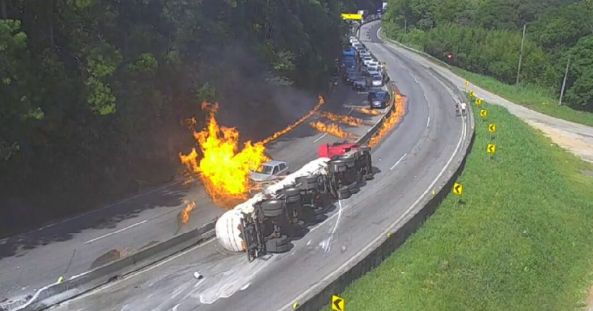 SC: caminhão-tanque explode em acidente e incendeia 25 veículos na BR-101