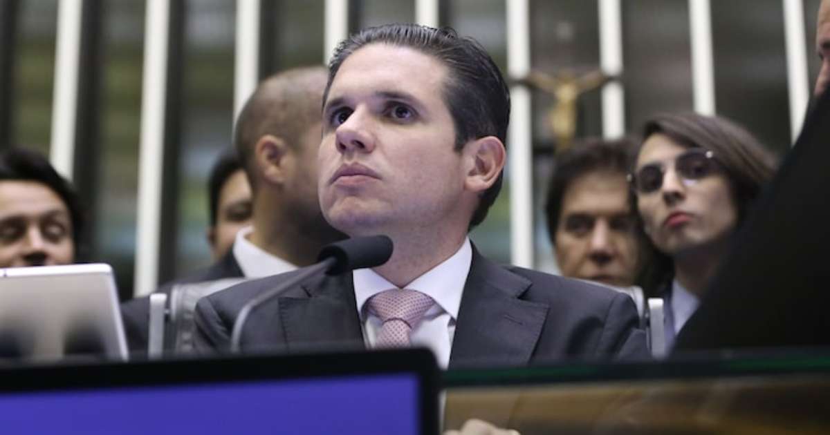 Hugo Motta decide acelerar projetos de lei feitos pelo STF e STJ