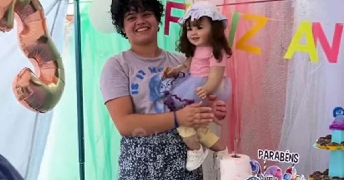 Influenciadora faz festa bizarra para bebê de mentira; fotos chocam