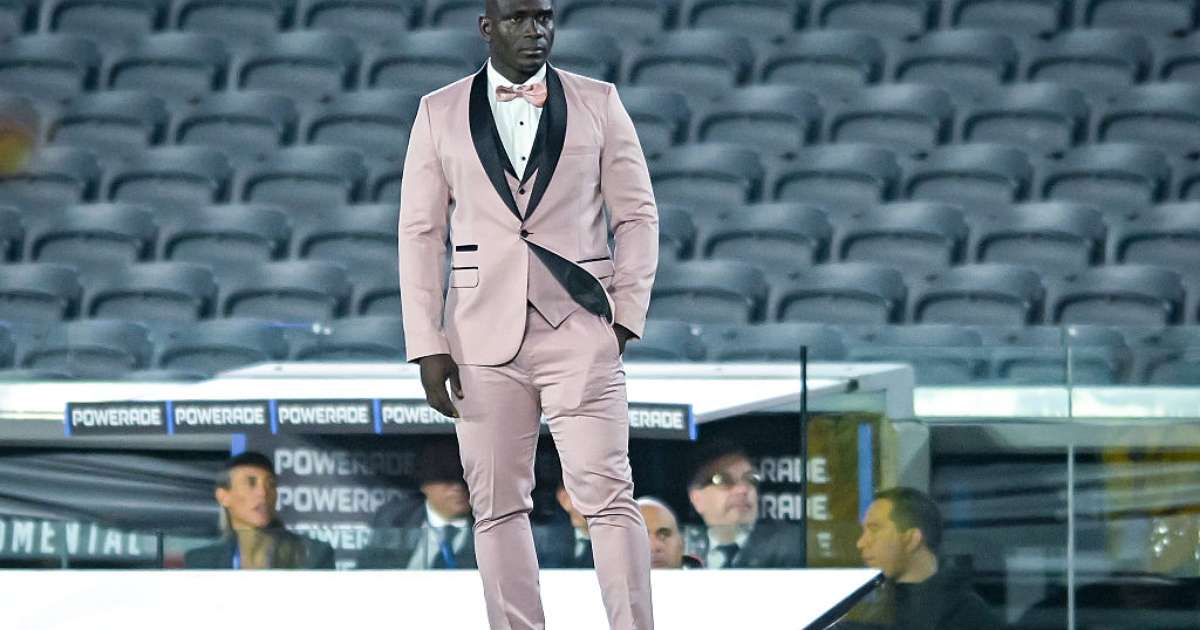 Treinador algoz do Corinthians 'rouba a cena' com smoking rosa na ...