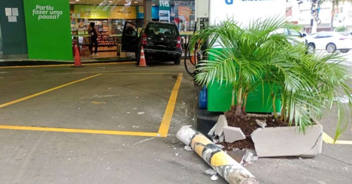 Motorista em carro sem gasolina desce rua desgovernado e invade loja de posto de combustíveis em ...