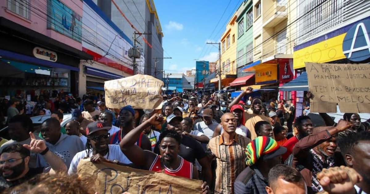 PM usa bombas em protesto contra morte de imigrante senegalês
