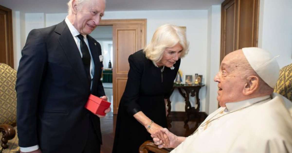 Rei Charles III presta homenagem a Papa Francisco após a sua morte ...