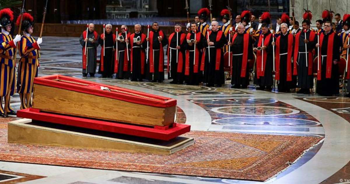 Vaticano divulga detalhes sobre como será o enterro do papa Francisco