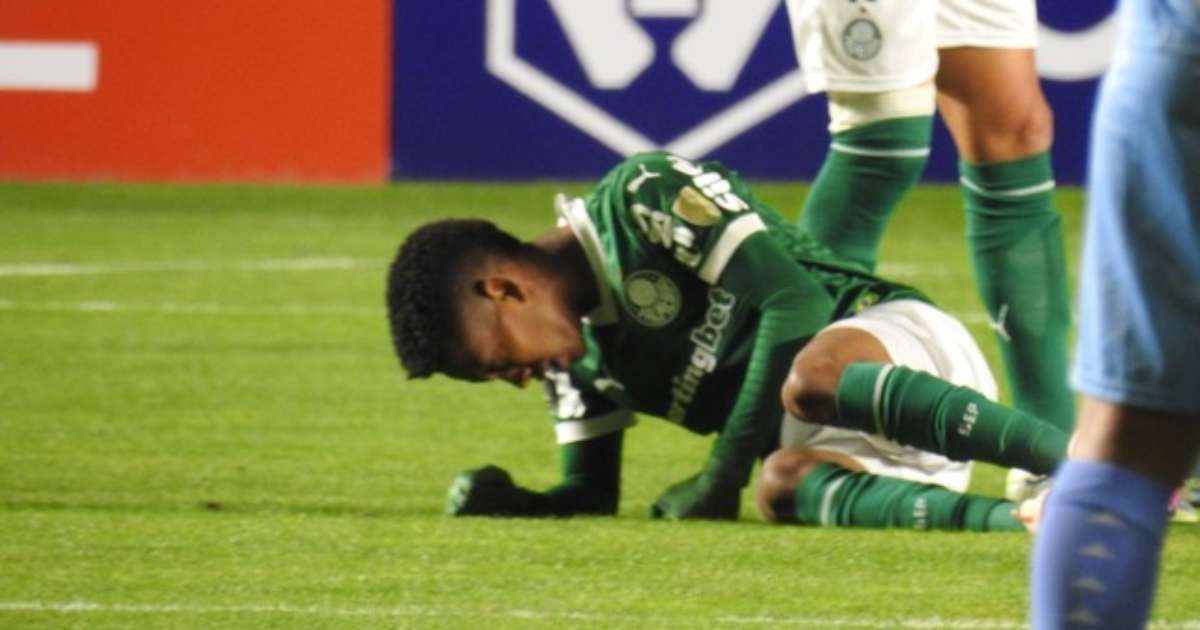 Estêvão, do Palmeiras, passa mal com altitude e preocupa ao vomitar em campo: 'Surreal'
