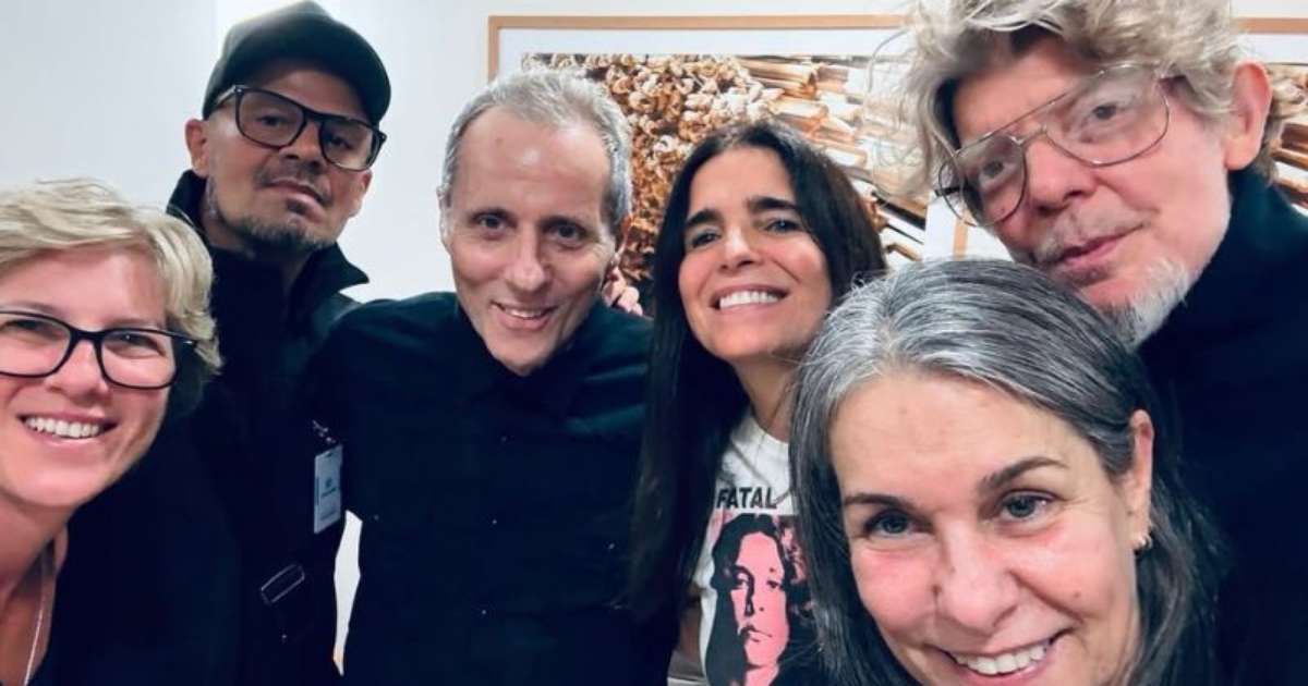 Tony Bellotto recebe visita de Branco Mello e Sérgio Britto durante ...