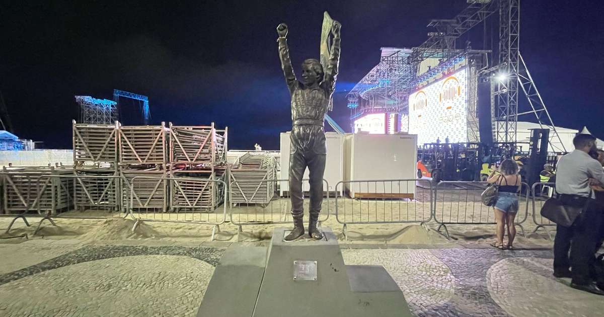 Quem é o ídolo brasileiro que tem estátua em frente ao palco em que ...