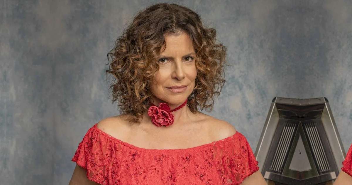 Debora Bloch brinca com Lady Gaga e revive Odete Roitman