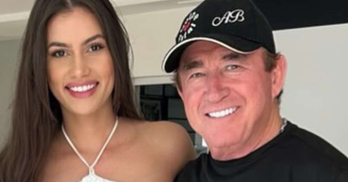 Amado Batista e esposa 51 anos mais jovem trocam carinhos em jogo de futebol