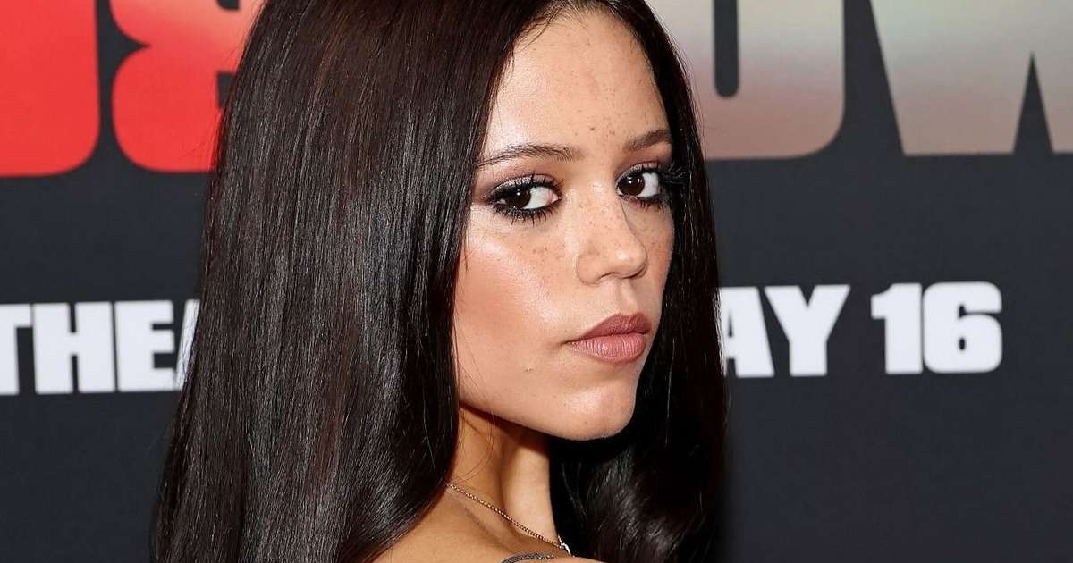 Jenna Ortega usa polêmico vestido-jornal Dior de Carrie Bradshaw