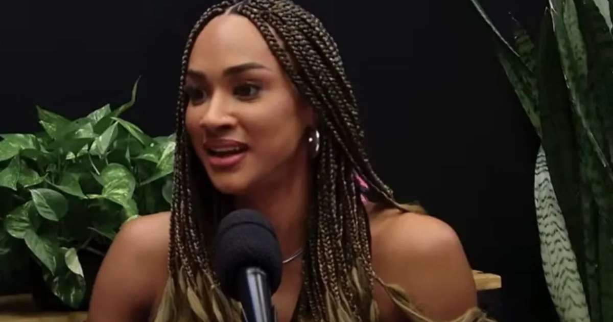 Ex-BBB Aline surge fardada de policial e impressiona: 'Olha ela'