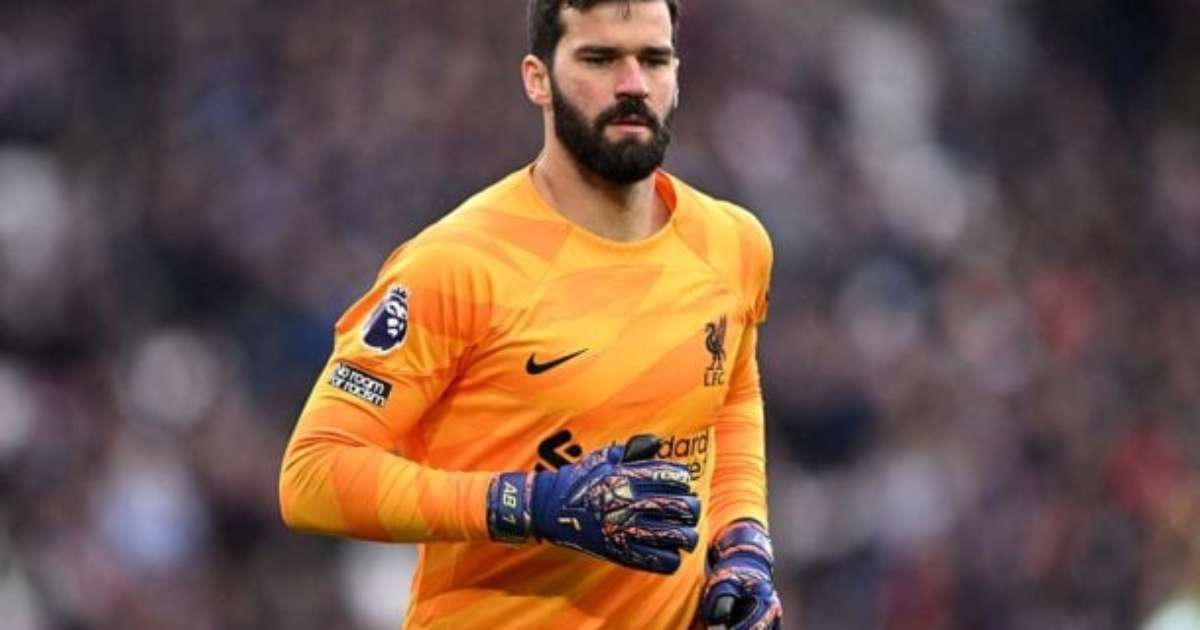 Alisson exalta torcida e lendas do Liverpool na festa do título
