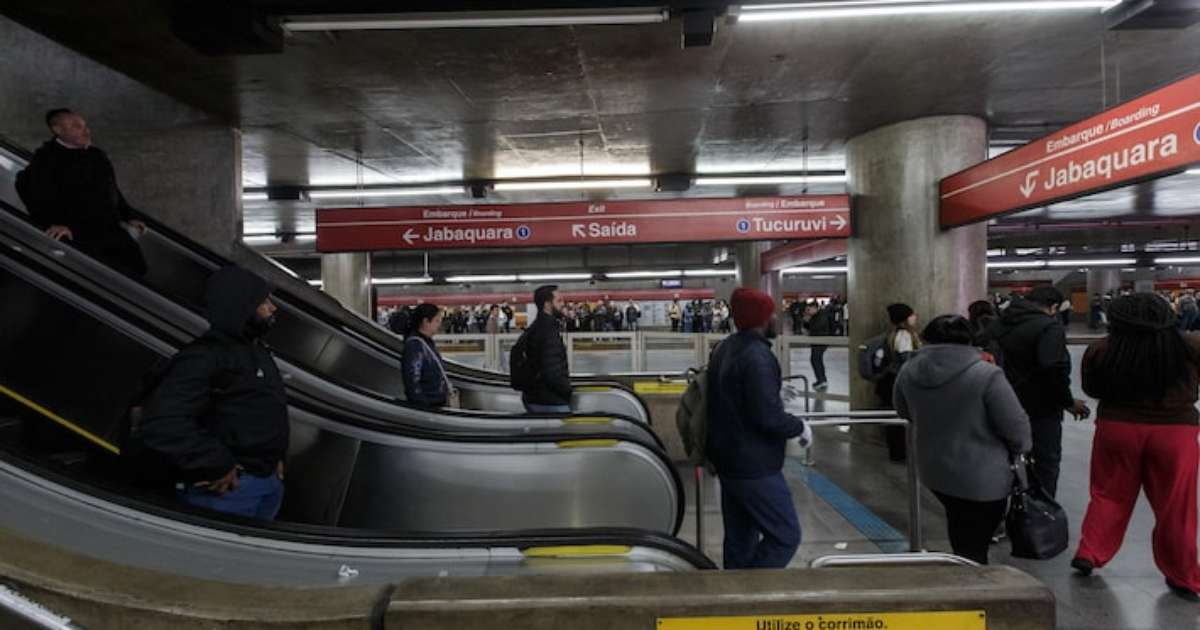 Passageiro fere a mão após ultrapassar faixa amarela de plataforma da Linha 3-Vermelha do Metrô