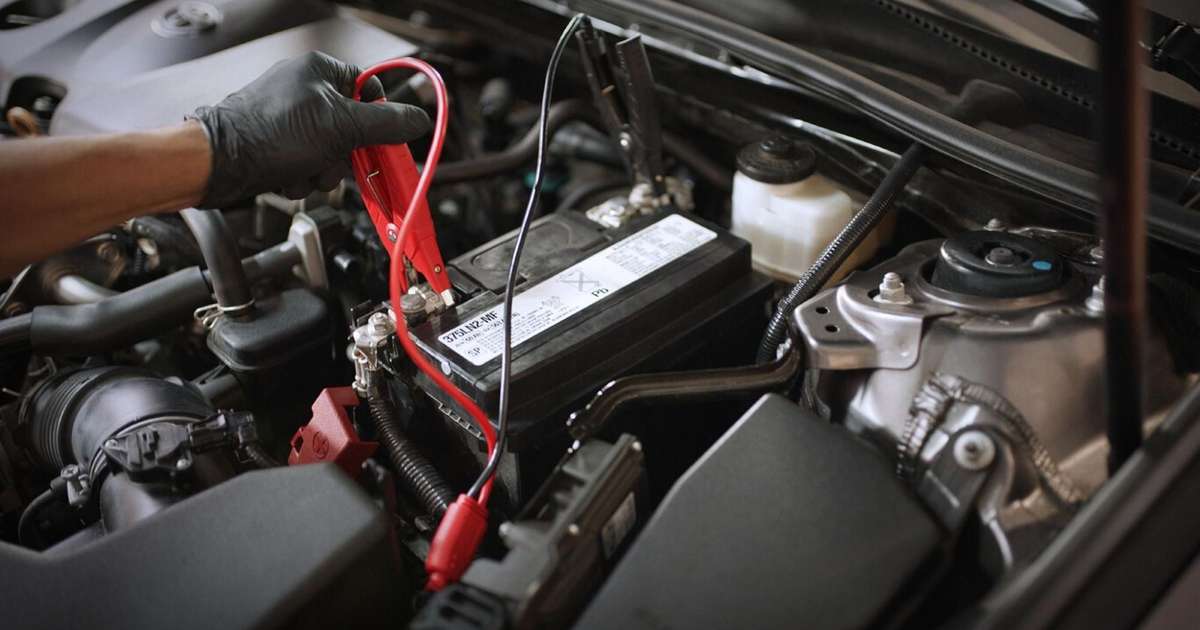 Bateria descarregada? Aprenda como ligar seu carro sem precisar de ...