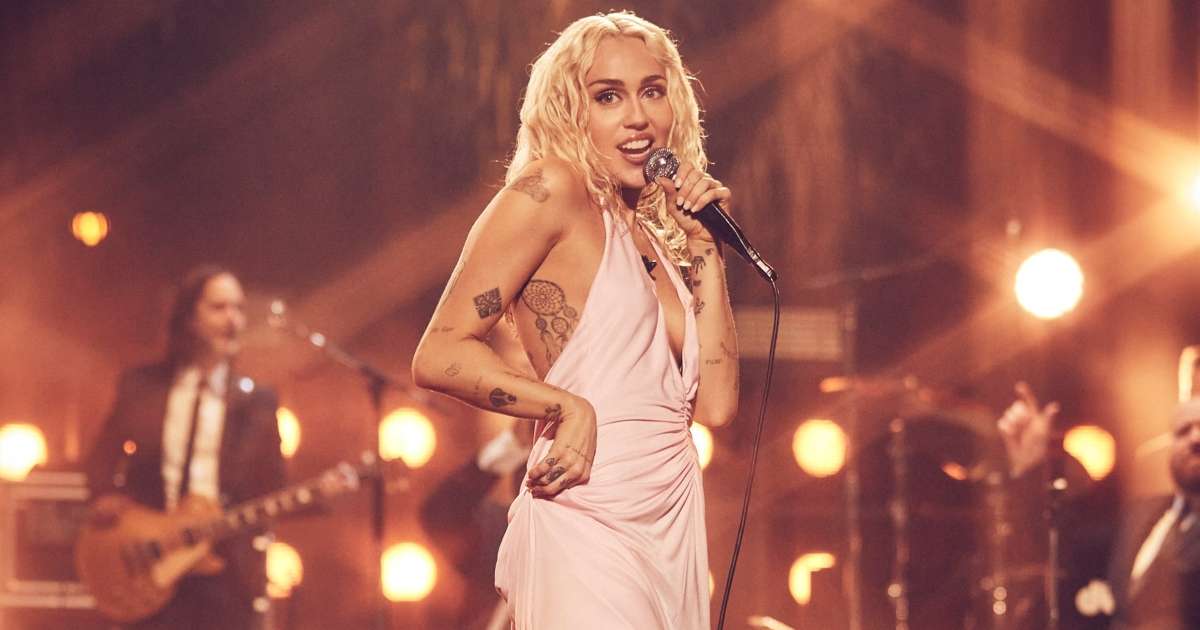 Miley Cyrus encara fã ousado em sessão de autógrafos em NY