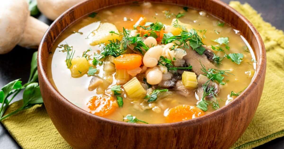 5 sopas ricas em proteína vegetal para o almoço
