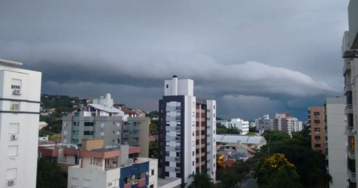 Terça-feira tem risco de alagamentos e enchentes com chuvas fortes no RS