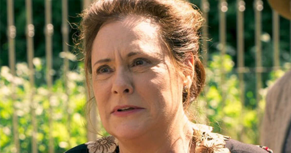 Elizabeth Savalla é vista de cadeira de rodas e revela motivo ...