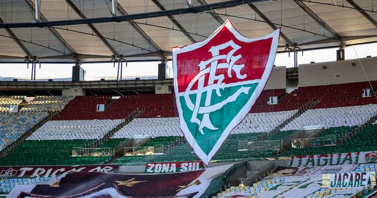 Jogador do Fluminense recebe prêmio da FIFA