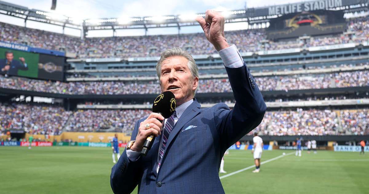 Michael Buffer rouba a cena no Mundial com "Let's Get Ready to Rumble"