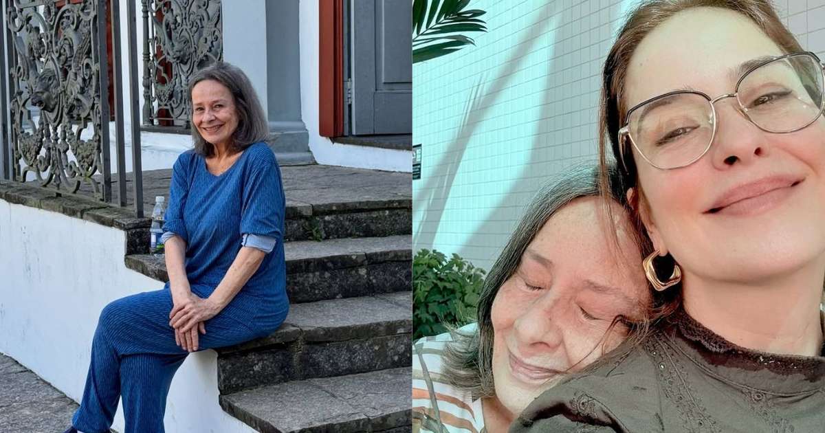 Atriz deixa palco de teatro chorando e é protegida por filha