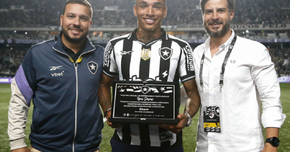 Igor Jesus é homenageado pelo Botafogo