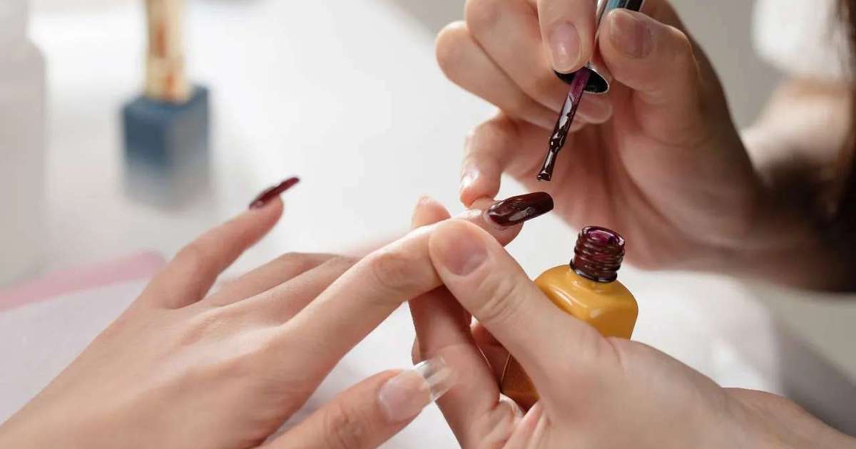 Unhas quebradiças e fracas? Escolha do esmalte pode ser o motivo