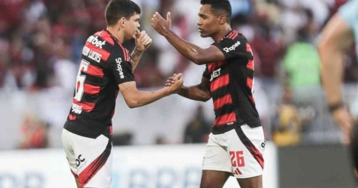 Ayrton Lucas e Alex Sandro estão relacionados para jogo do Flamengo