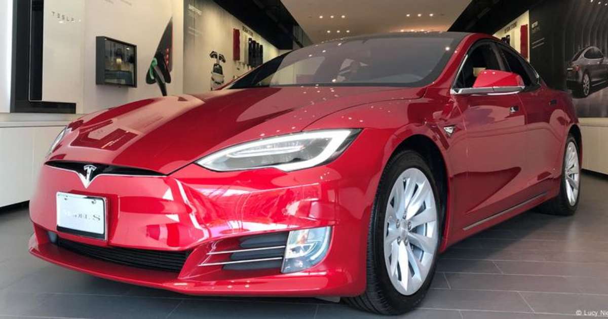 Tesla condenada a pagar US$ 243 mi por acidente com carro autônomo nos EUA