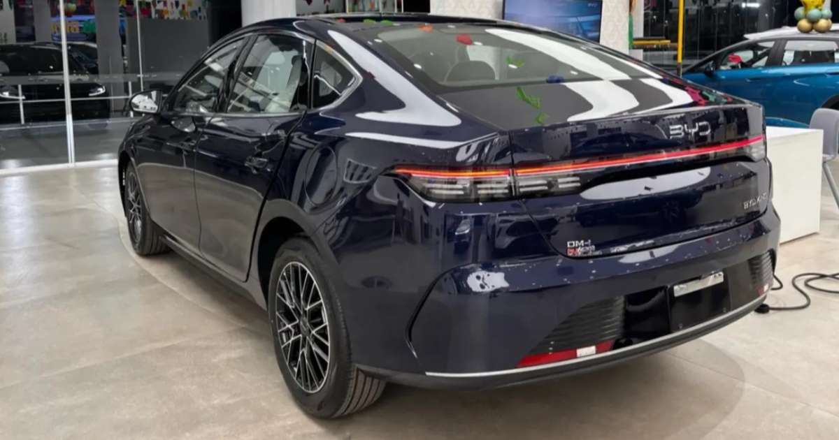 BYD King 2026 estreia no Brasil com piloto automático adaptativo