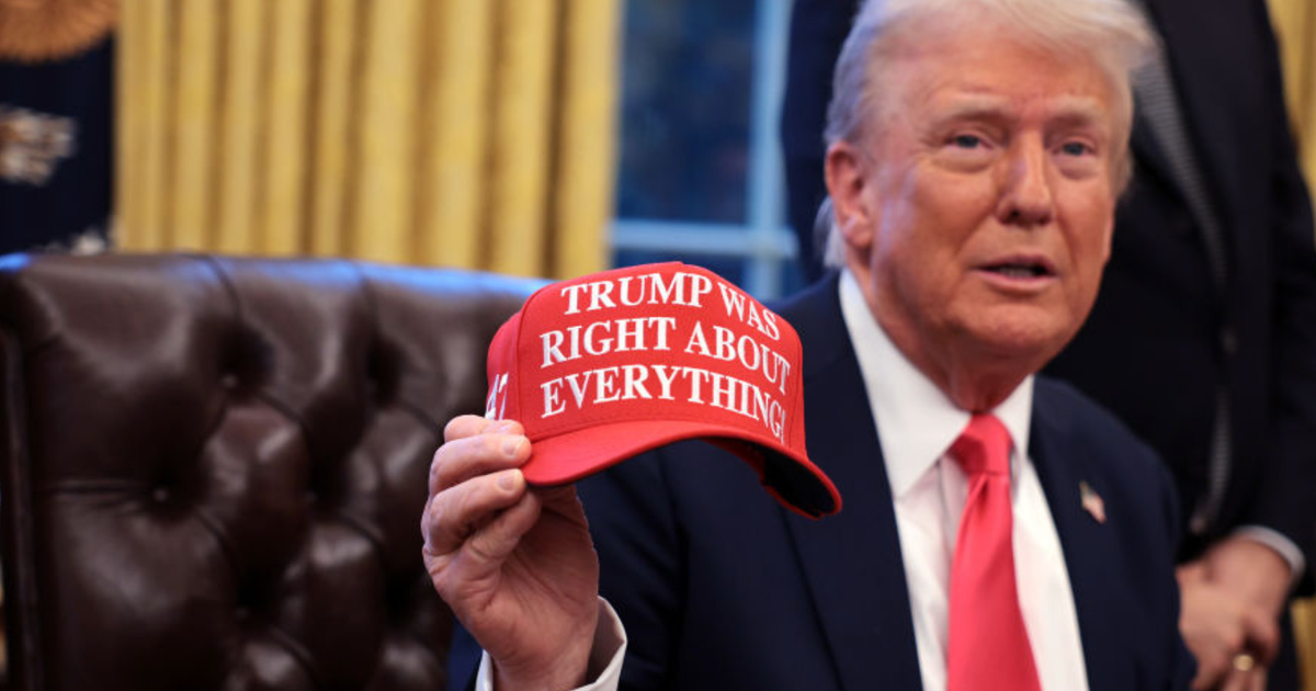 Trump lança boné com slogan polêmico e anuncia sorteio da Copa 2026