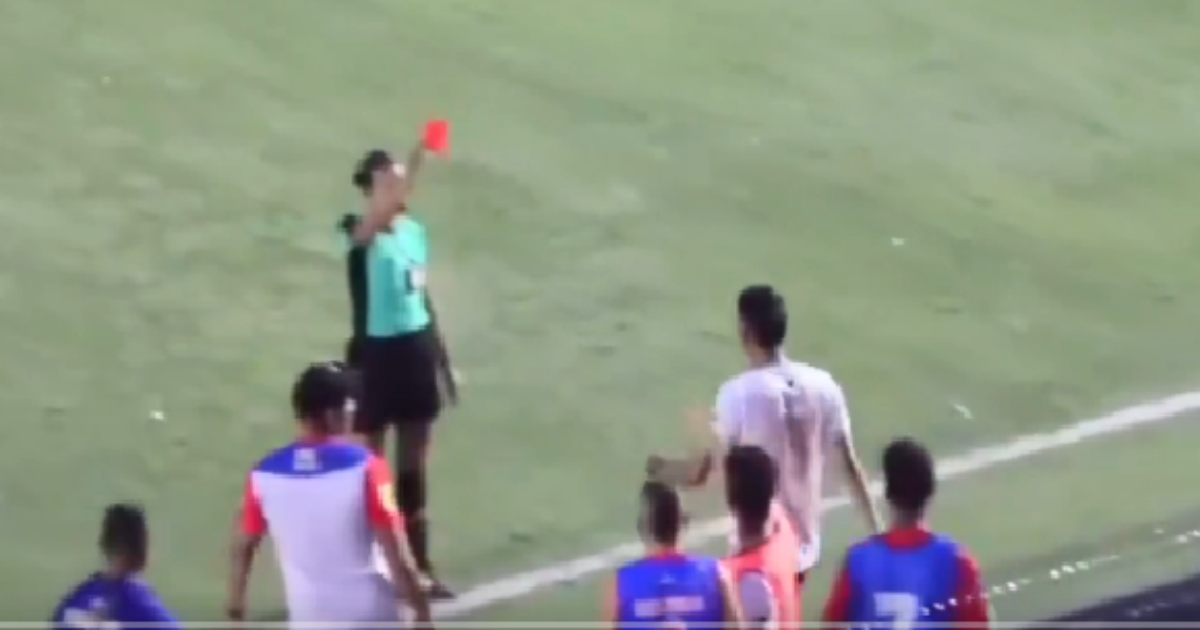 Árbitra expulsa jogador e recebe tapa na cara durante partida de ...