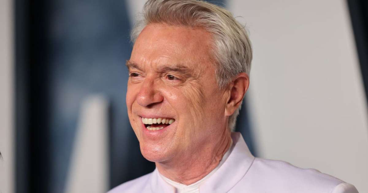 David Byrne ri para a estranheza da vida em 'Who Is the Sky?'