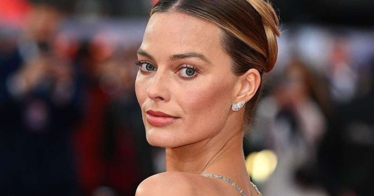 Margot Robbie usa 'naked dress' matador em red carpet