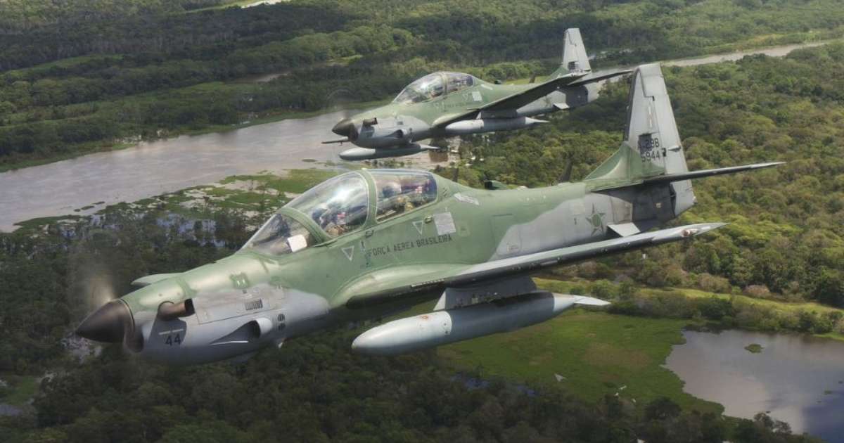 FAB intercepta avião da Venezuela com drogas; piloto lança em represa