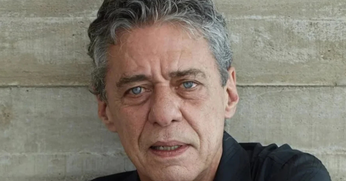 Homem entra com processo para provar que é filho de Chico Buarque e cantor reage