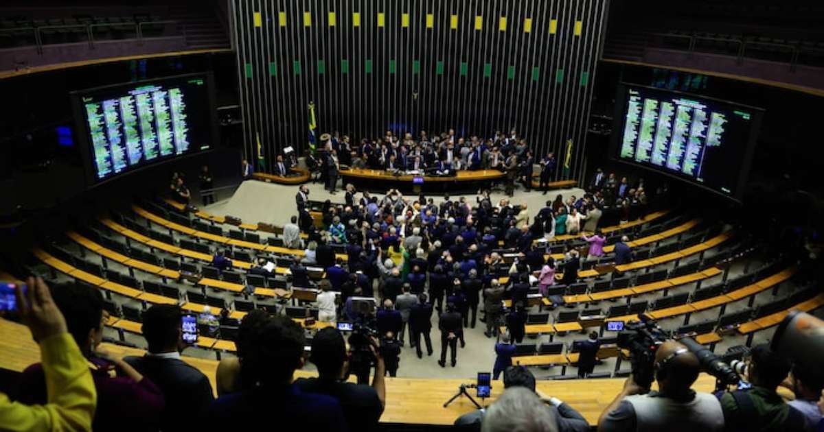 Câmara aprova PEC da Blindagem que protege parlamentares de processos e ...