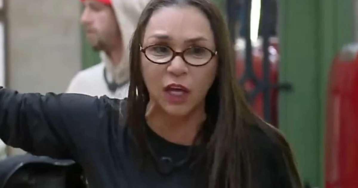 'A Fazenda 17': Famosa surta e mostra os peitos no quarto; web se choca