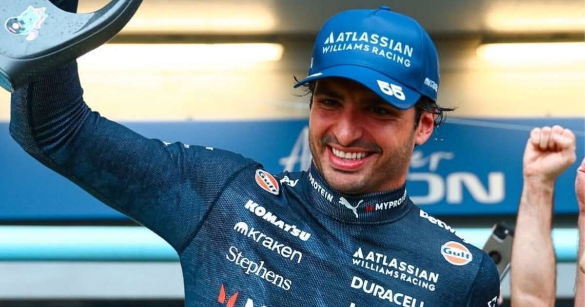 Carlos Sainz celebra primeiro pódio na Williams com unicórnio da sorte
