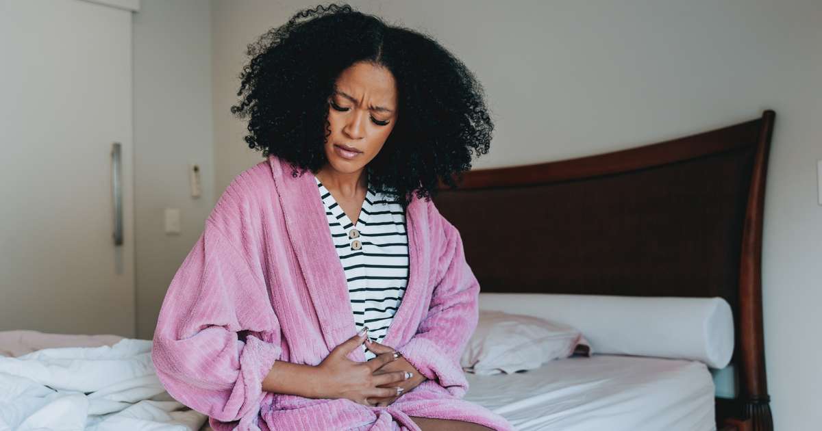 O que significa já acordar com azia: especialista esclarece a questão