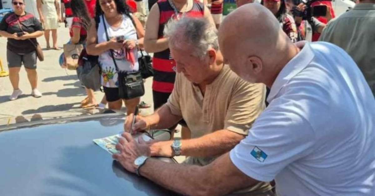 45 anos depois: Zico se reencontra com carro histórico dos tempos de Flamengo