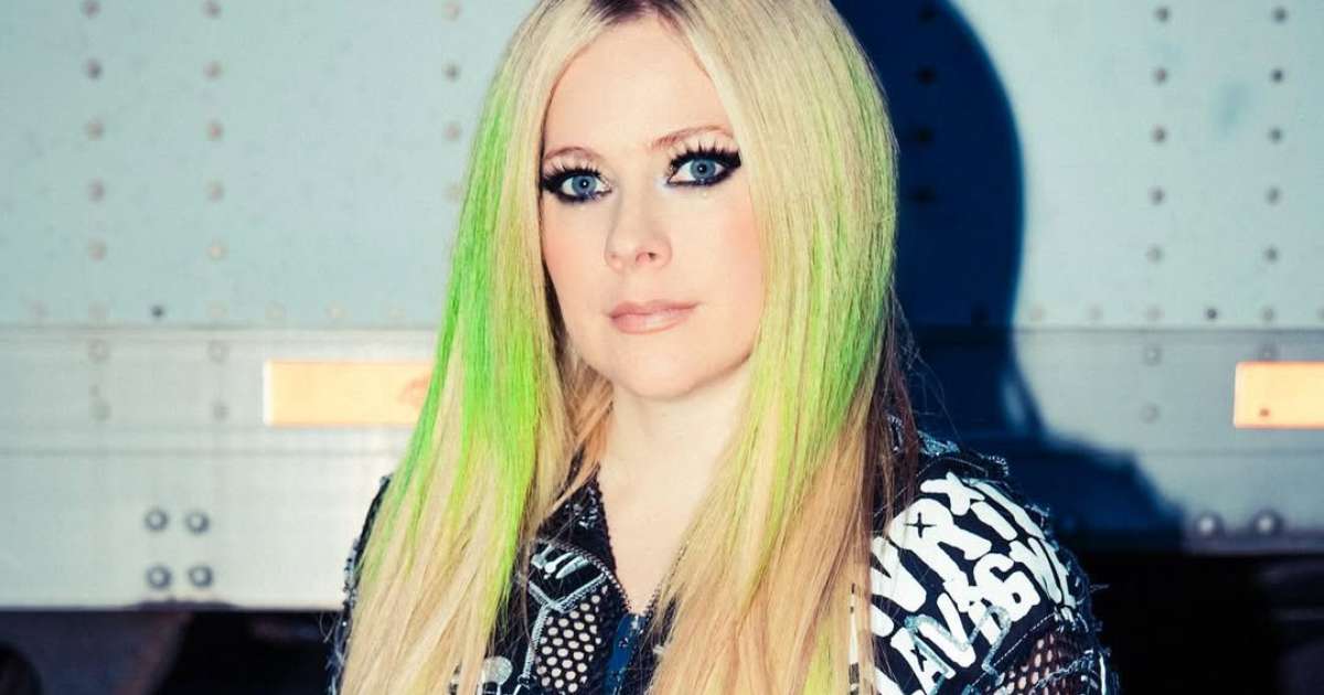 'Insubstituível': Avril Lavigne revisita memórias em turnê com Simple Plan