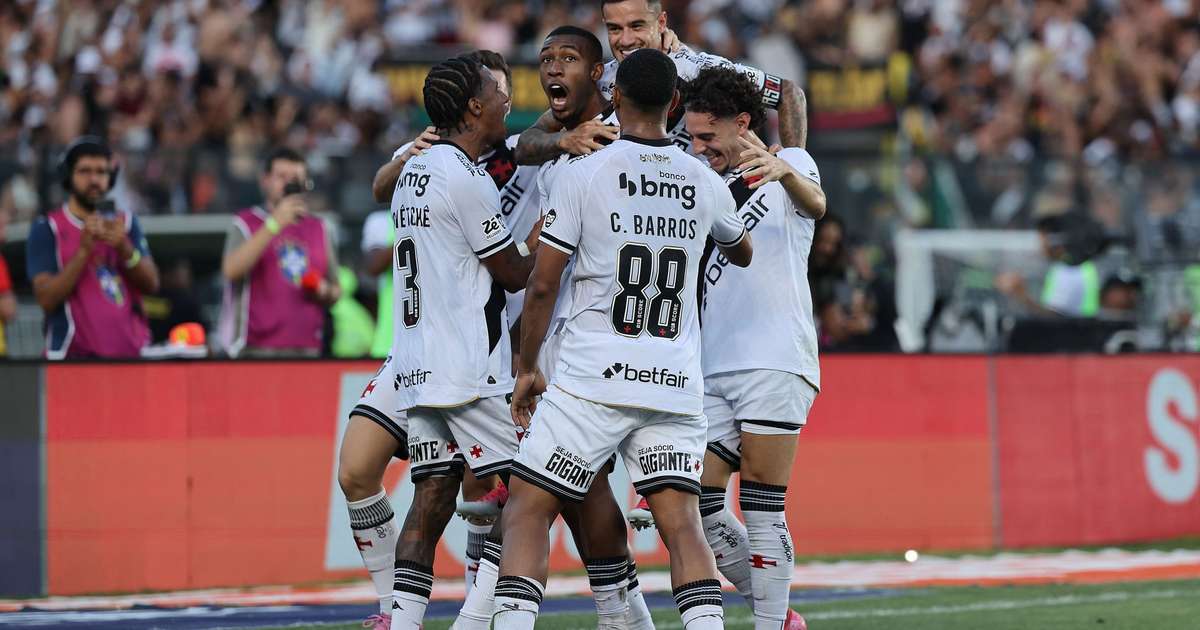 Com show de Rayan, Vasco supera Vitória em jogo eletrizante
