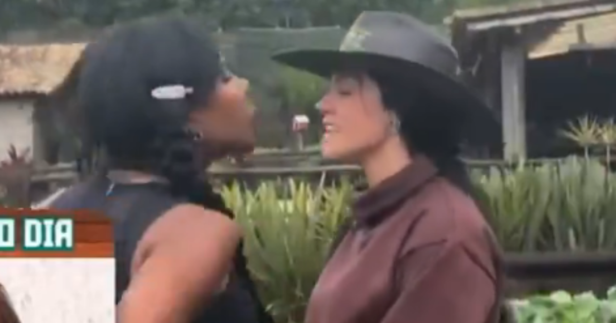 A Fazenda 17: Carol cospe no rosto de Rayanne durante trato dos animais; veja o vídeo